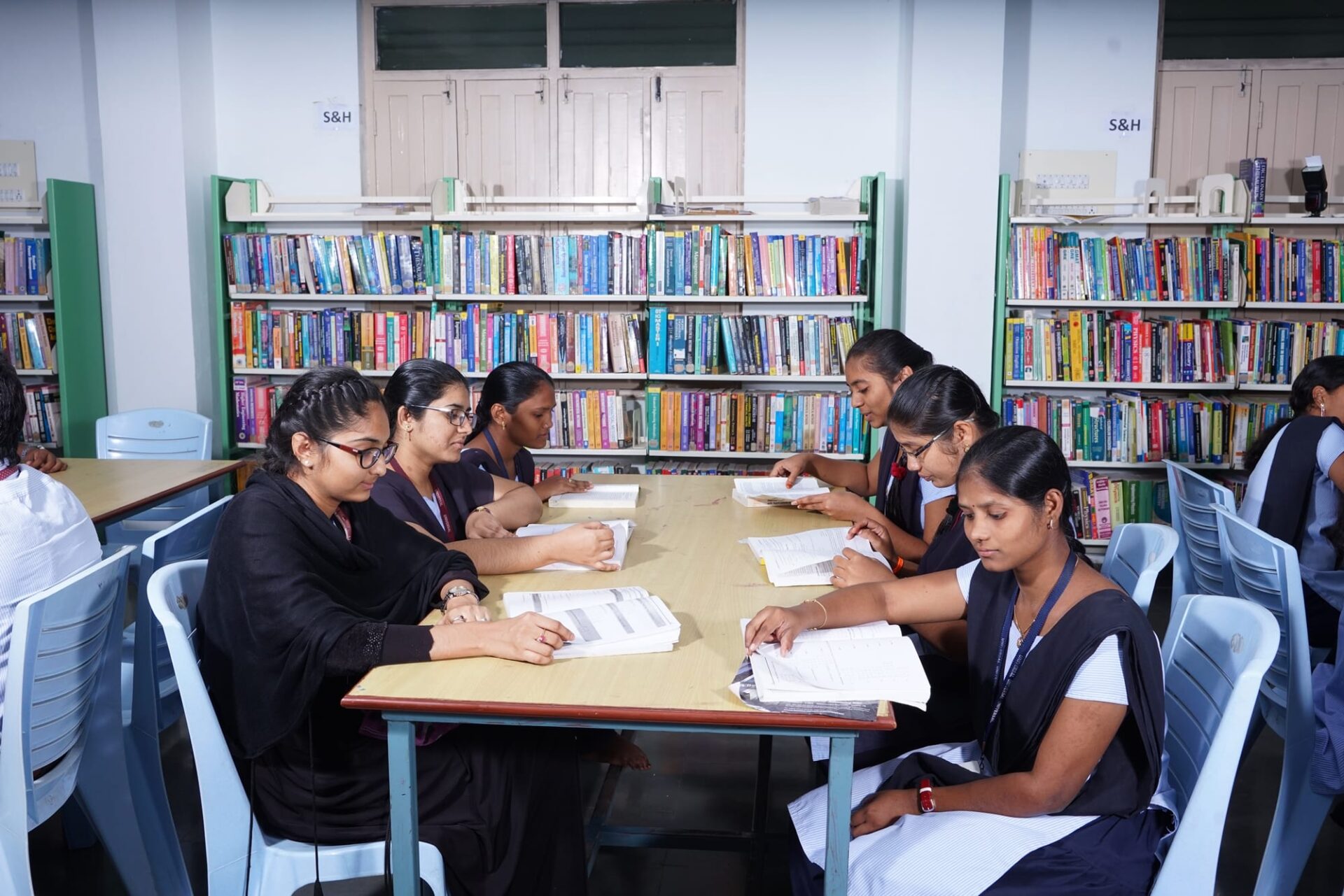 Library Photos - Universal College of Engineering & Technology